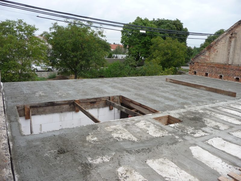 Při větších rekonstrukcích má smysl renovace stropu a střechy | Chatař ...